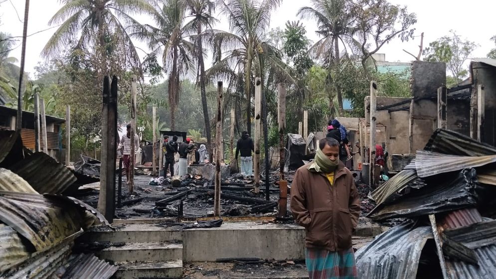 মধ্যরাতে বসতঘরে ভয়াবহ আগুন