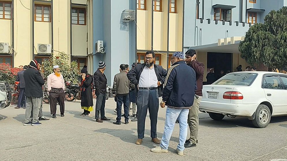 নিরাপদ কর্মস্থলের দাবিতে রাবি কর্মকর্তাদের কর্মবিরতি